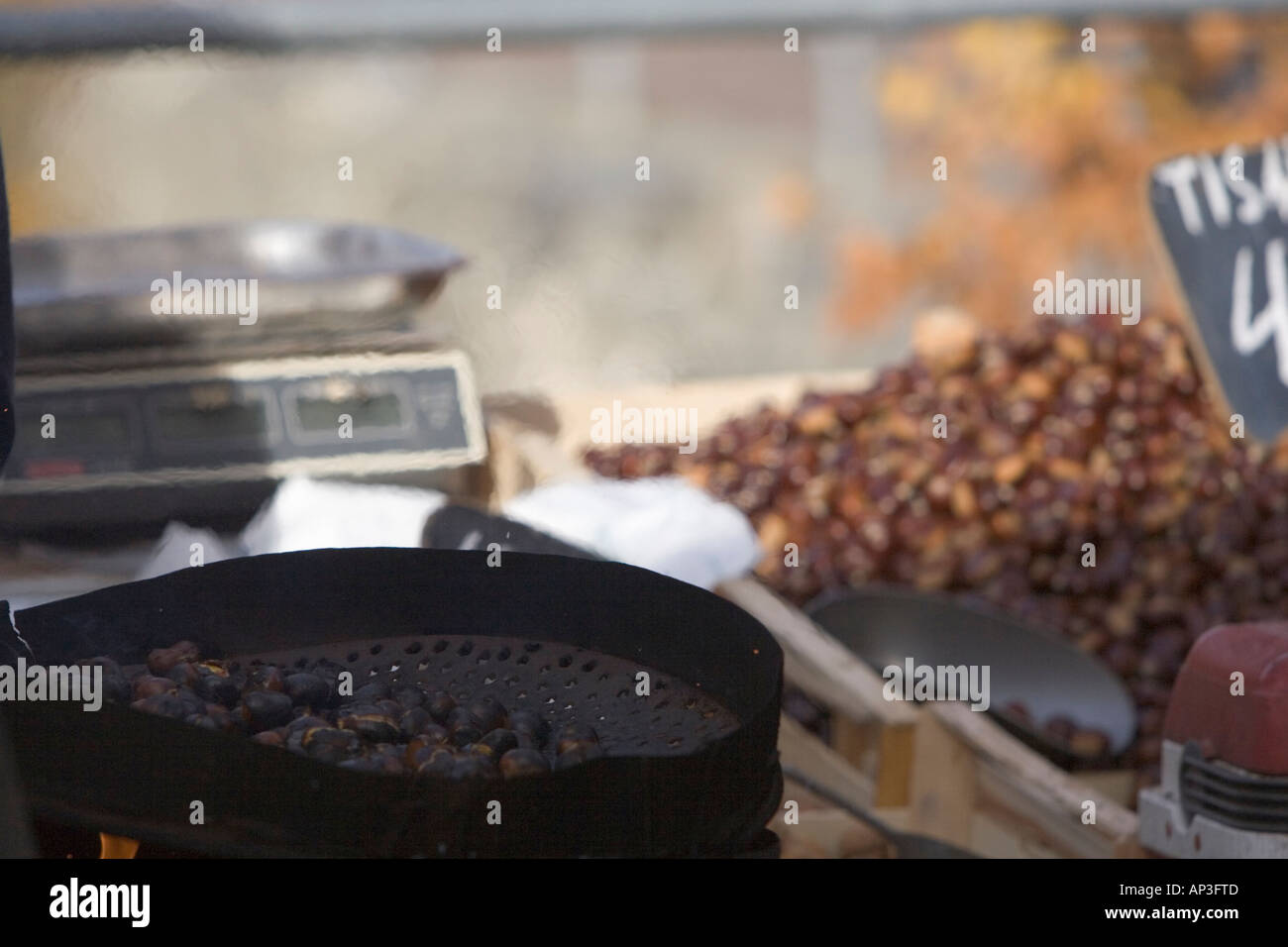 Roast nut stall hi-res stock photography and images - Alamy