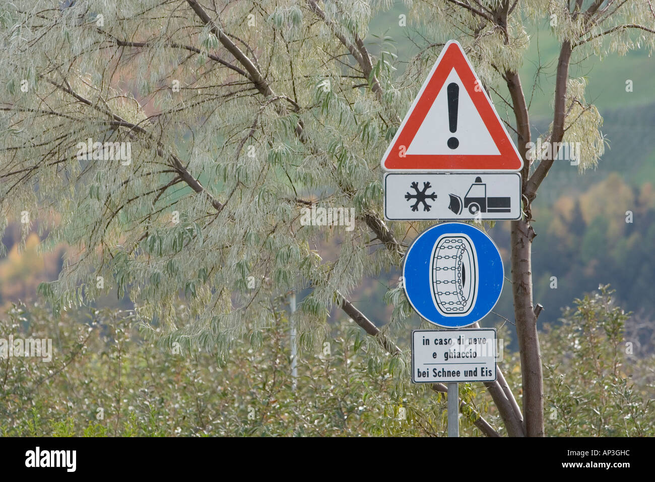 Road sign warning of snow and use of chains Stock Photo - Alamy