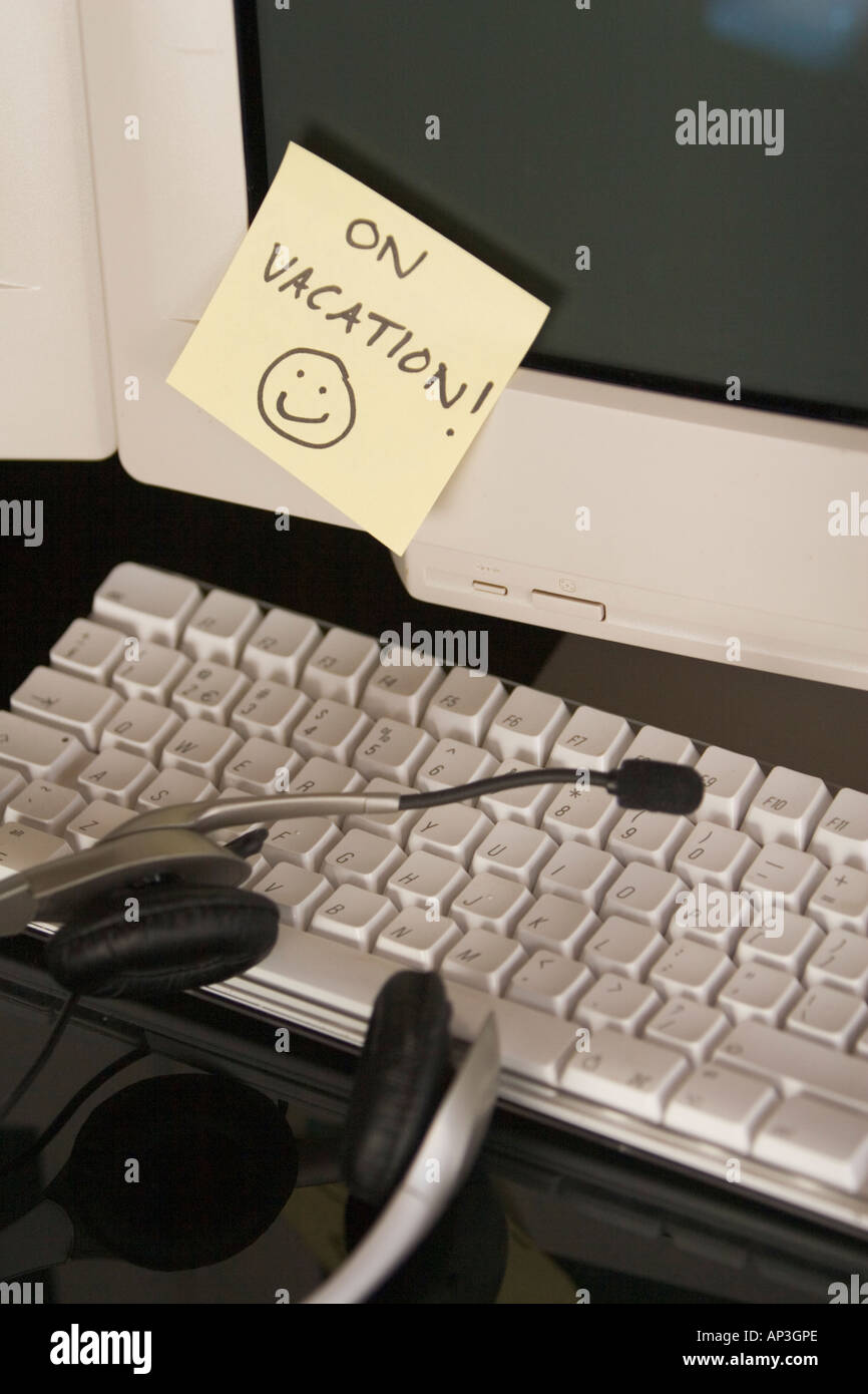 On vacation message stuck to computer screen Stock Photo - Alamy