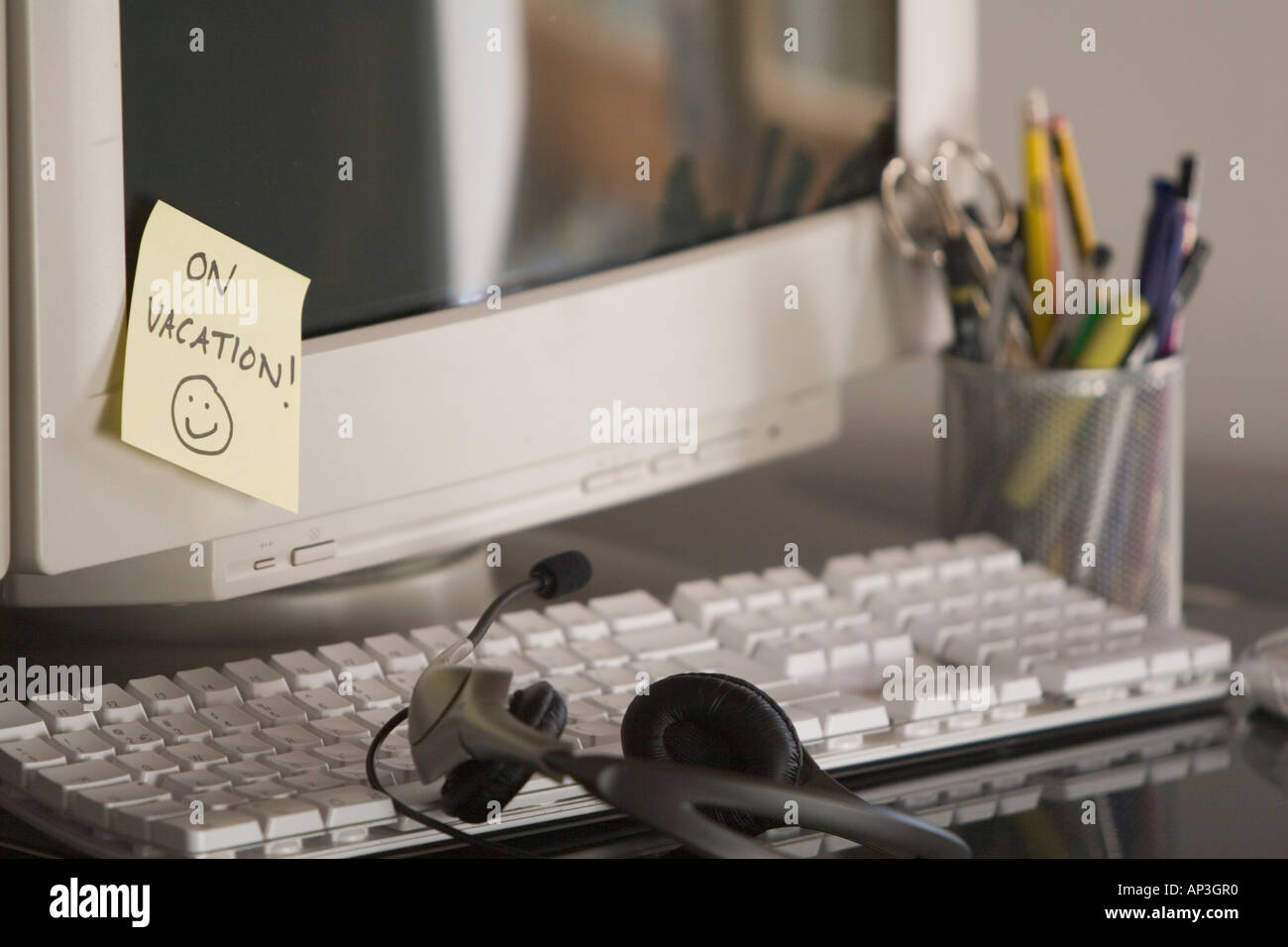 On vacation note stuck to computer screen Stock Photo - Alamy