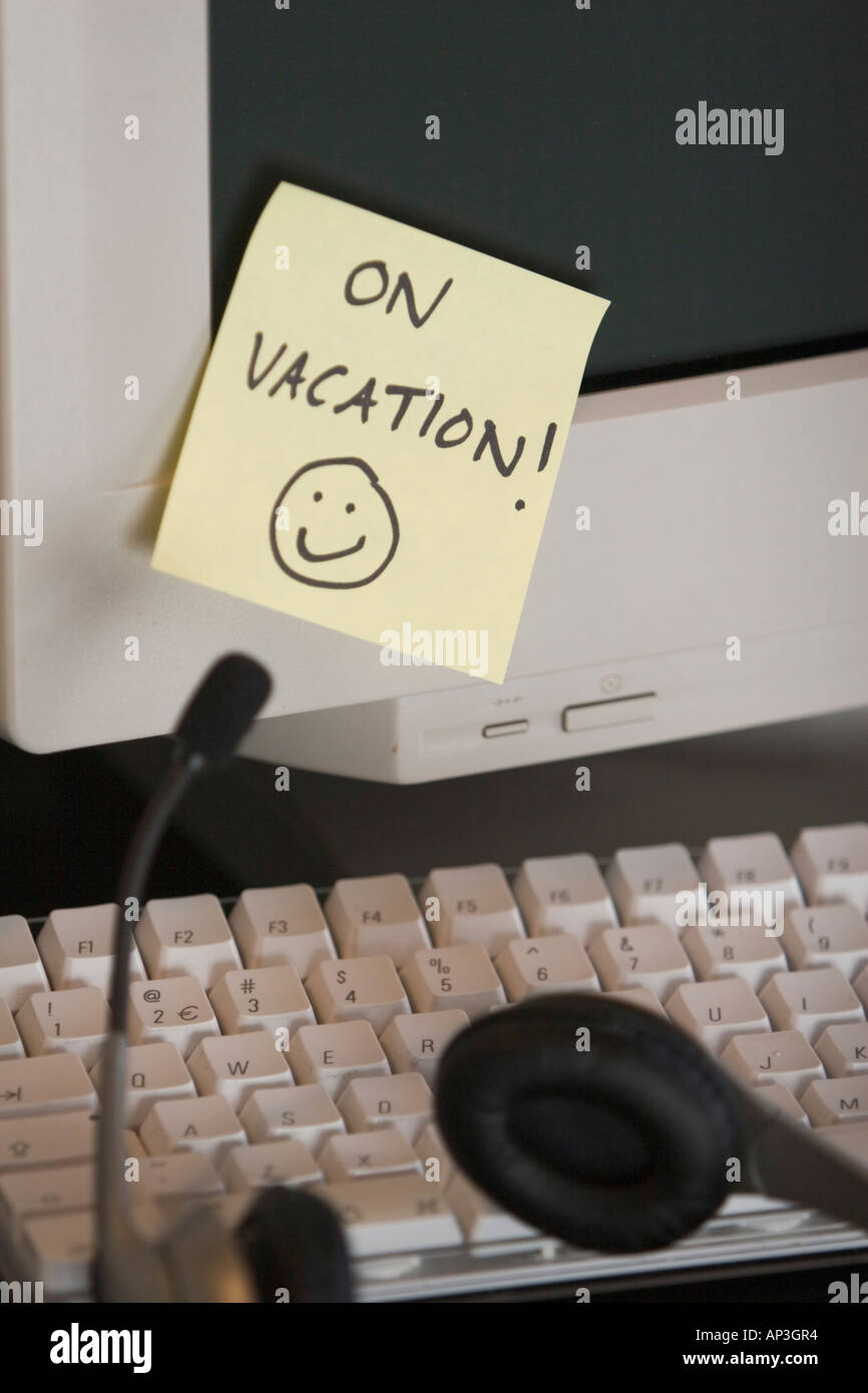 On vacation message stuck to computer screen Stock Photo - Alamy