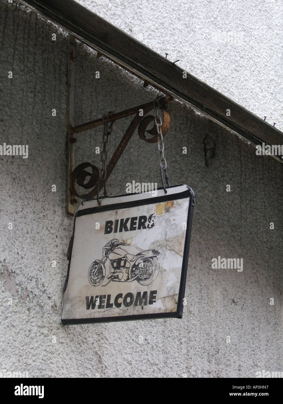 bikers welcome sign outside pub club Stock Photo - Alamy