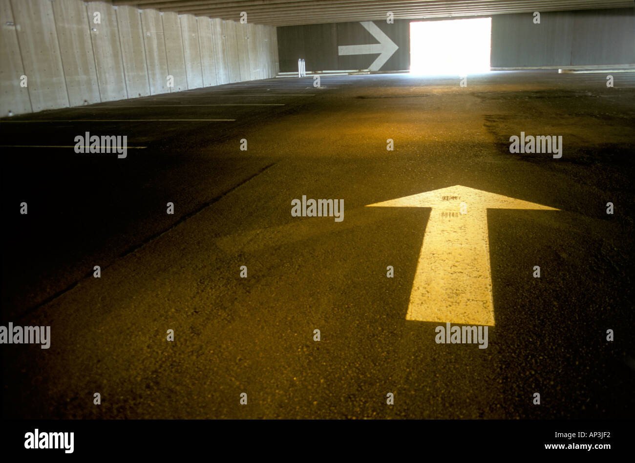 Directional arrow in parking garage on pavement Stock Photo - Alamy