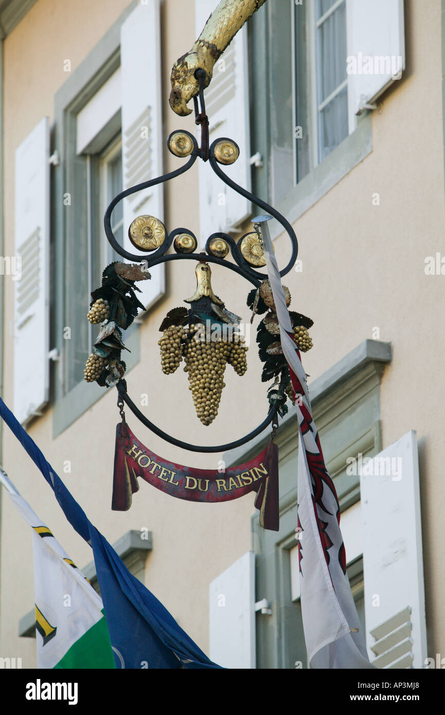 SWITZERLAND, (Vaud), Swiss Riviera, CULLY: Hotel du Raisin (famous ...