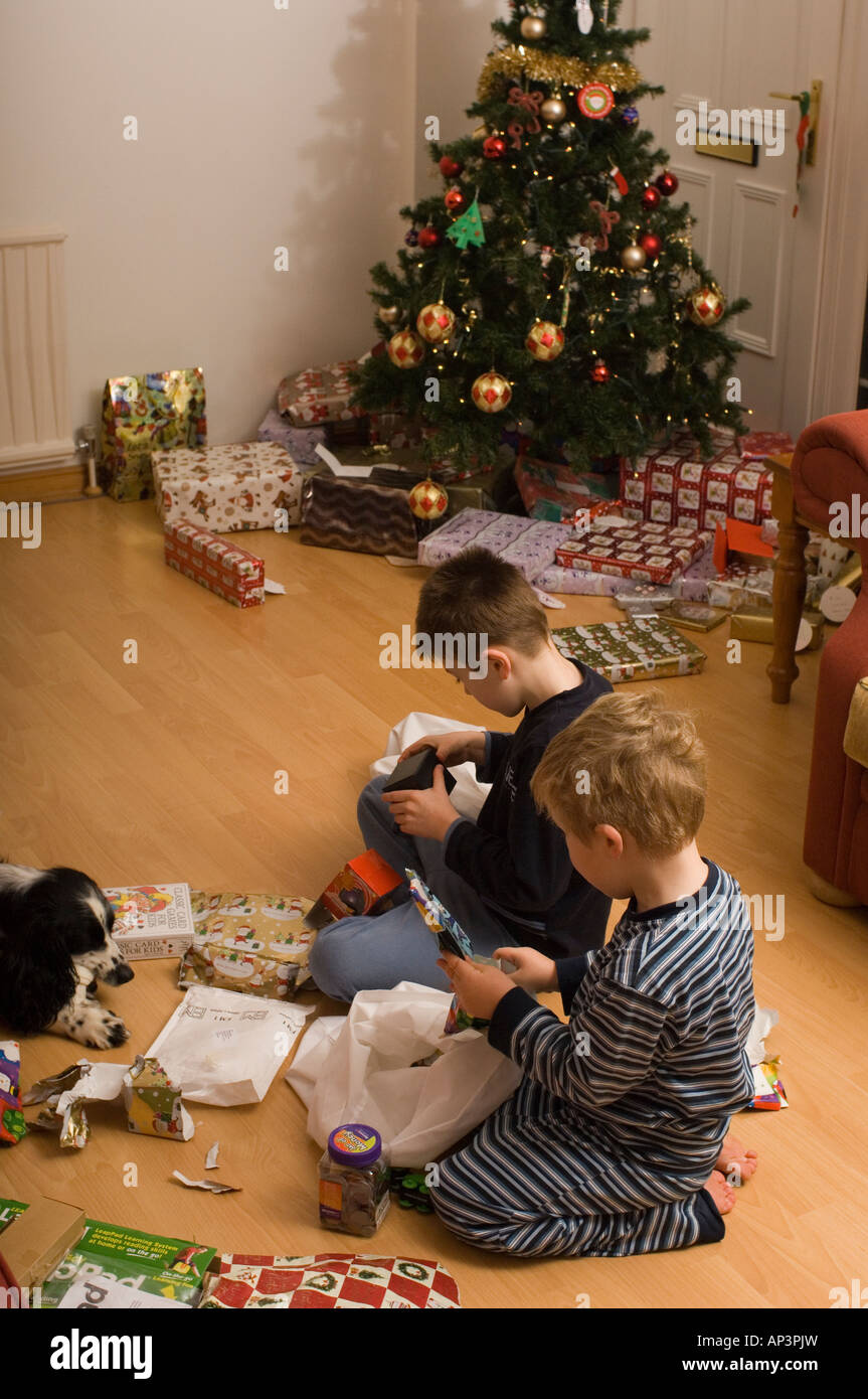 Children unwrapping presents tree hi-res stock photography and images ...