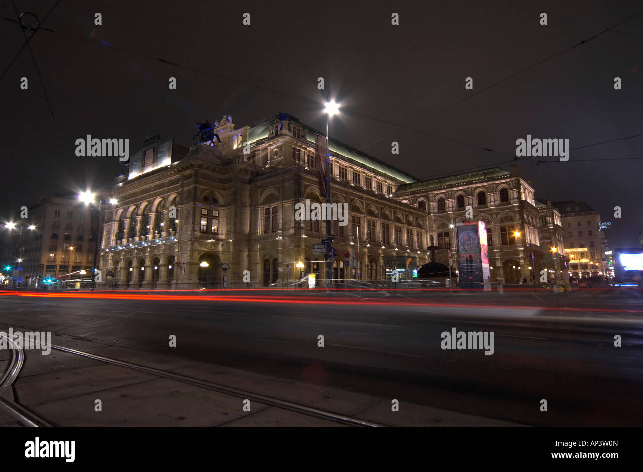 the front of the Vienna Wien, Austria, Opera House at night Stock Photo ...