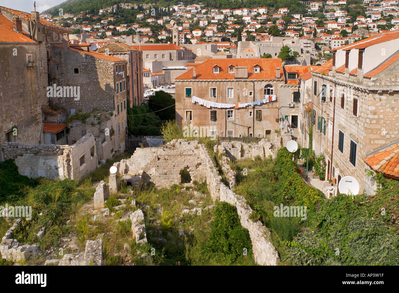 War damaged buildings hi-res stock photography and images - Alamy