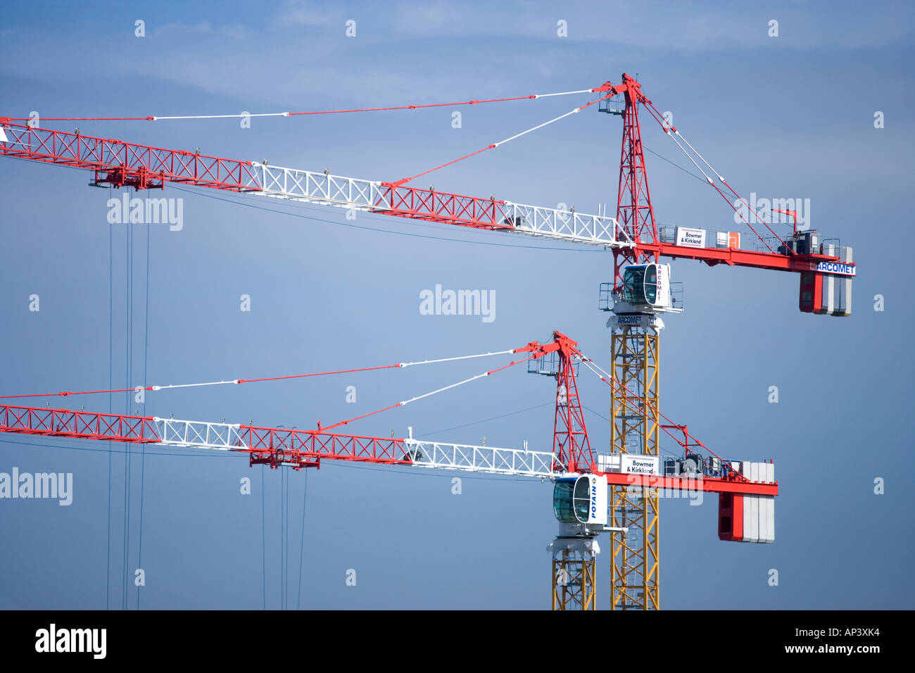 Two load cranes hi-res stock photography and images - Alamy