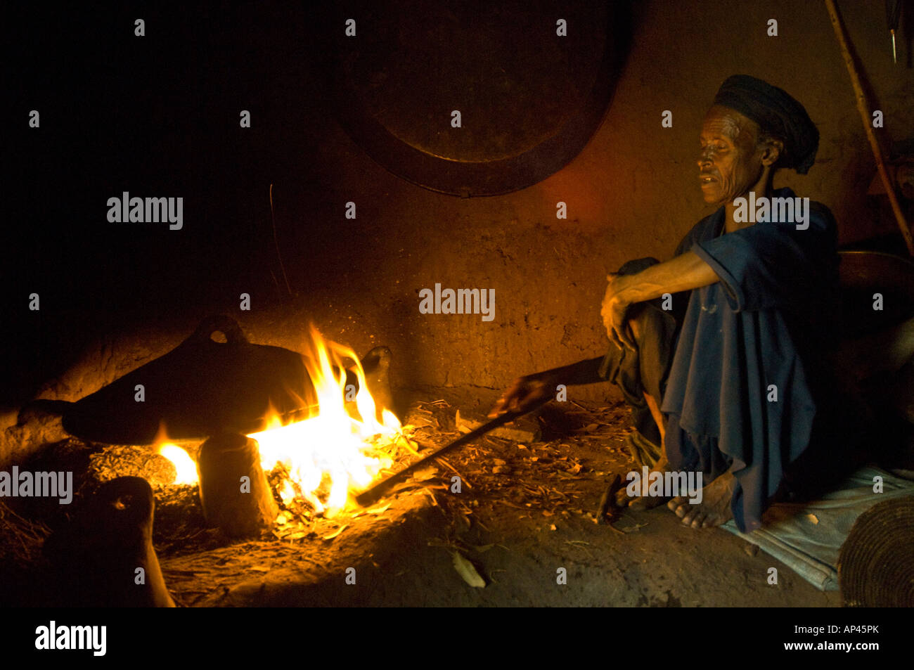 Black woman cooking over a fire hi-res stock photography and images - Alamy