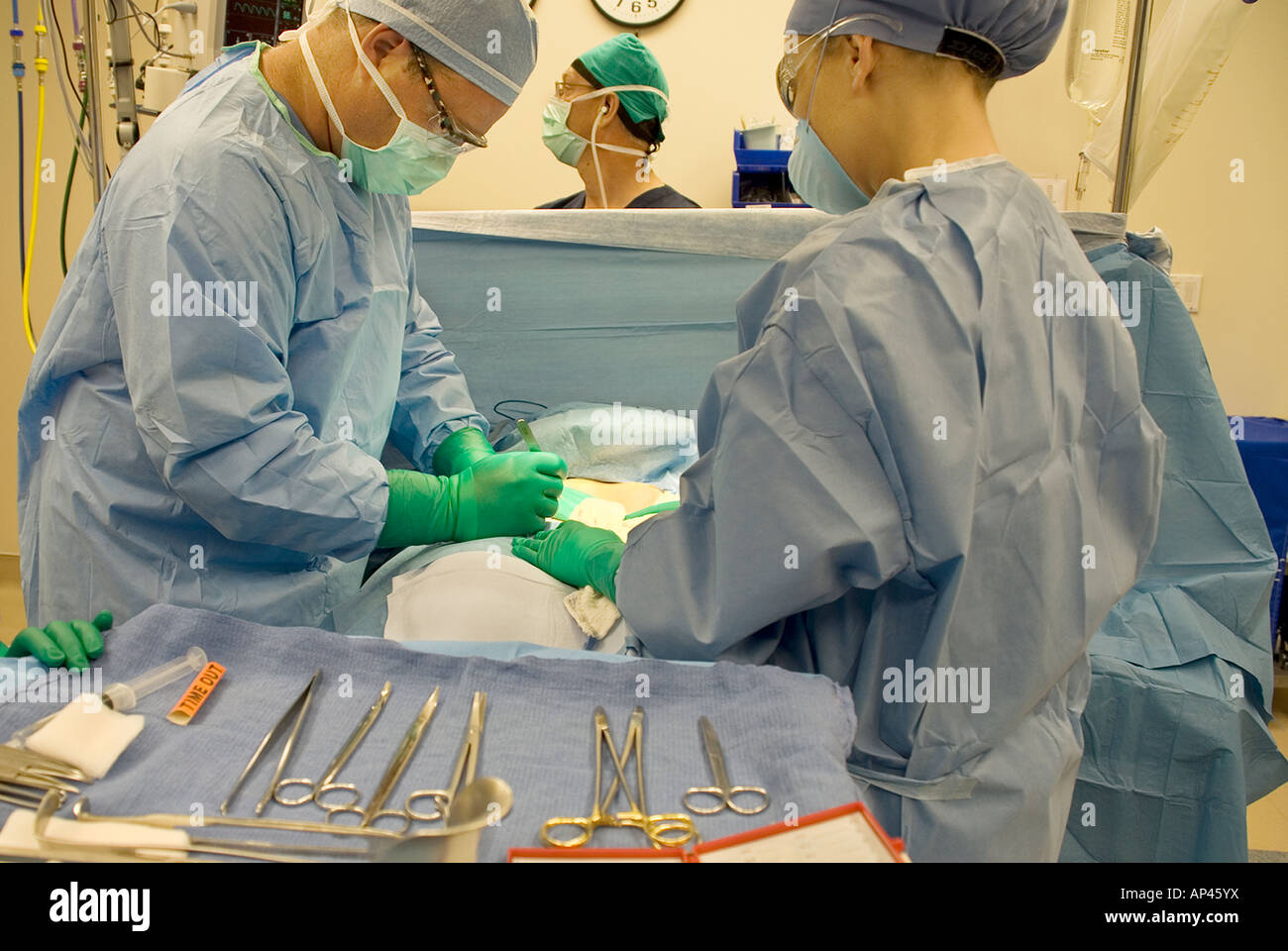 Surgical team performing surgery in hospital operating room Stock Photo ...