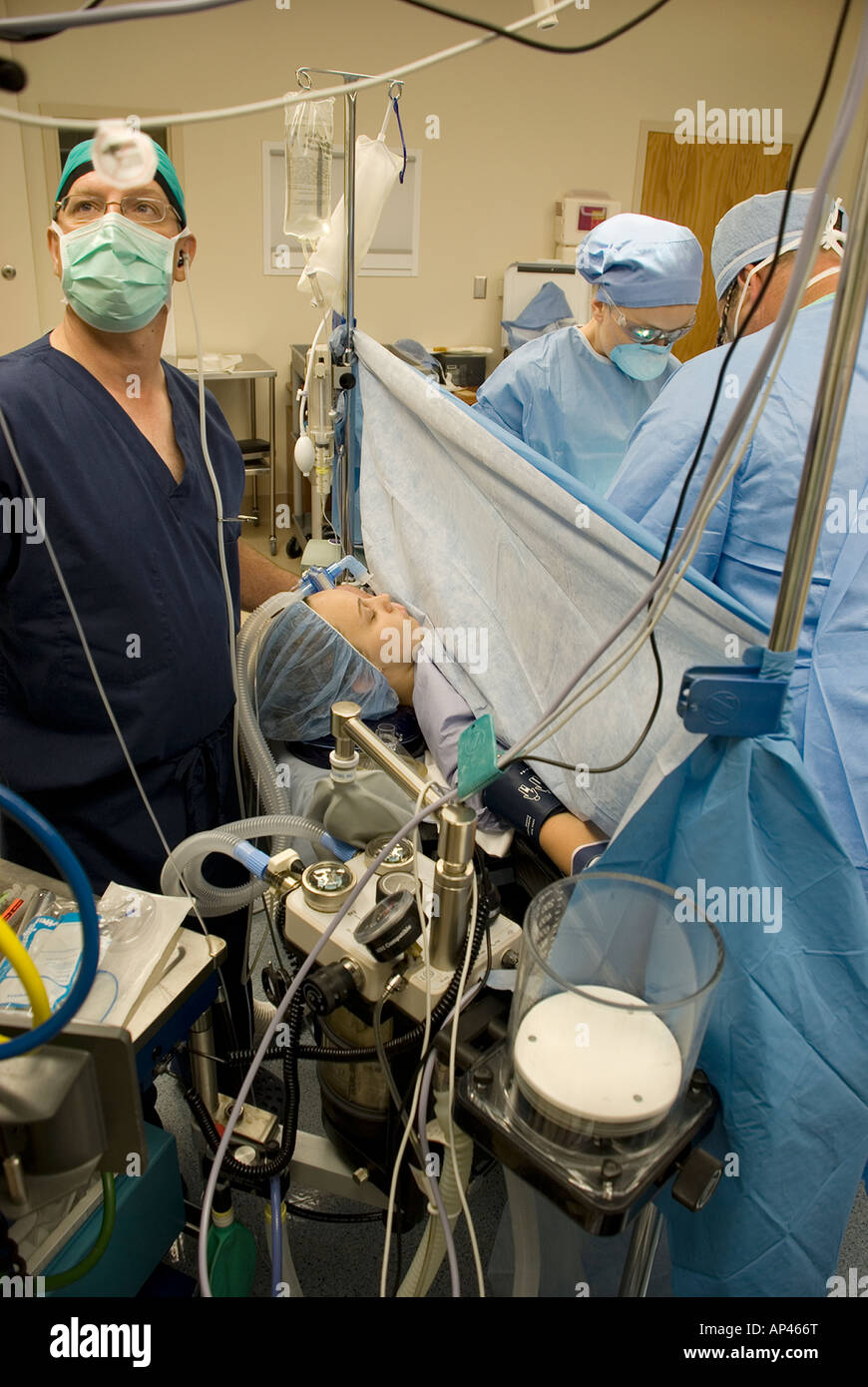 Surgical team performing surgery in hospital operating room Stock Photo ...