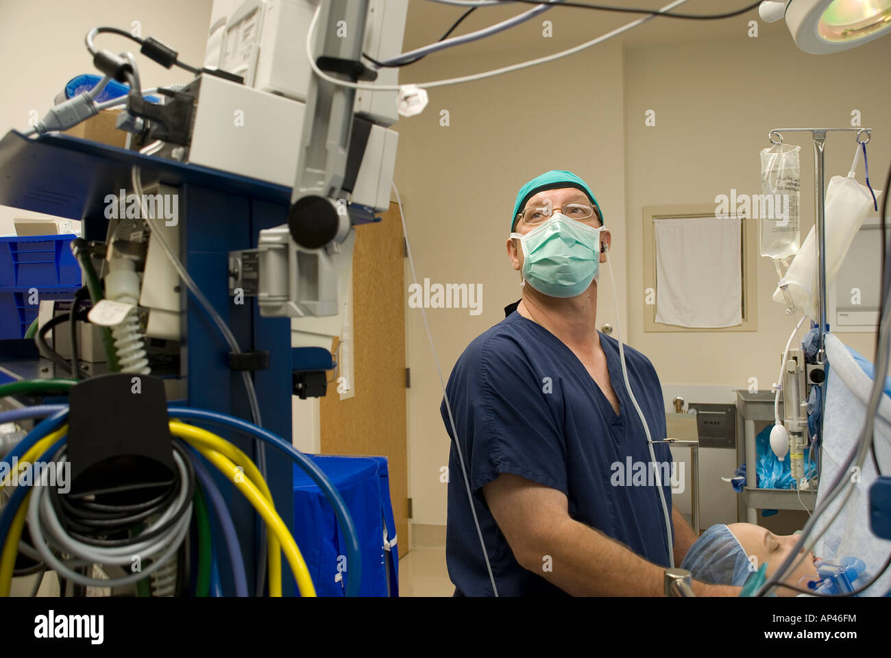 Anesthesiology monitoring patient hi-res stock photography and images ...