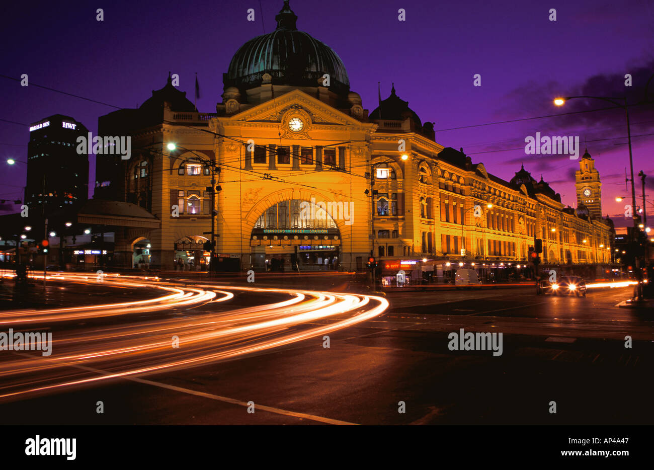 Dusk intersection intersection dome hi-res stock photography and images ...