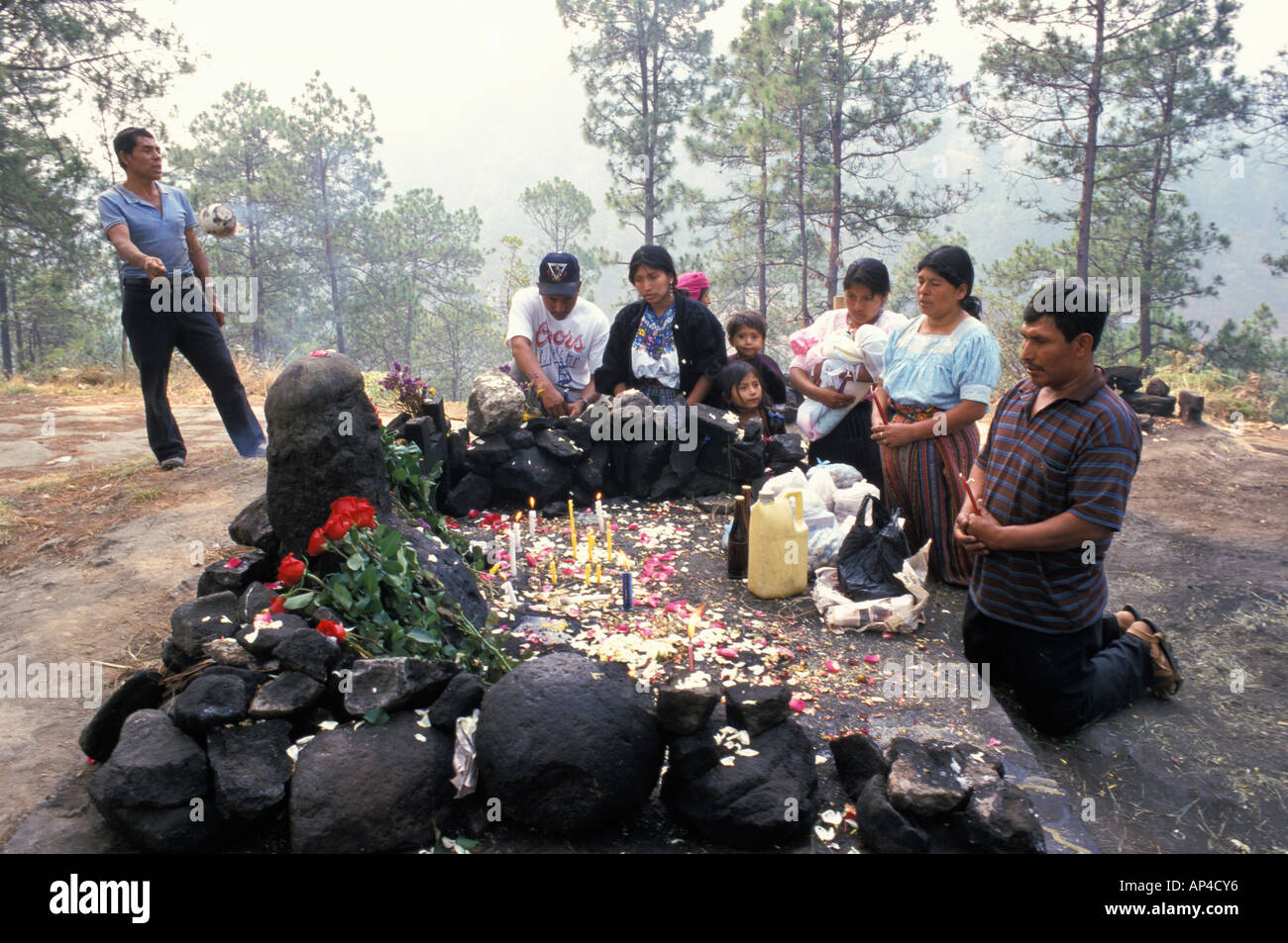 Mayan people praying hi-res stock photography and images - Alamy