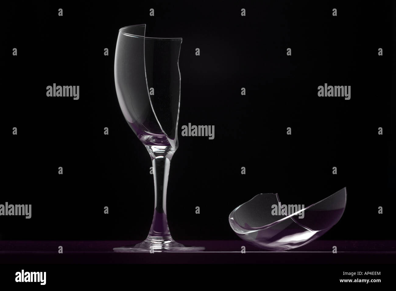 Two parts of a broken stemmed glass. Verre de table cassé en deux ...