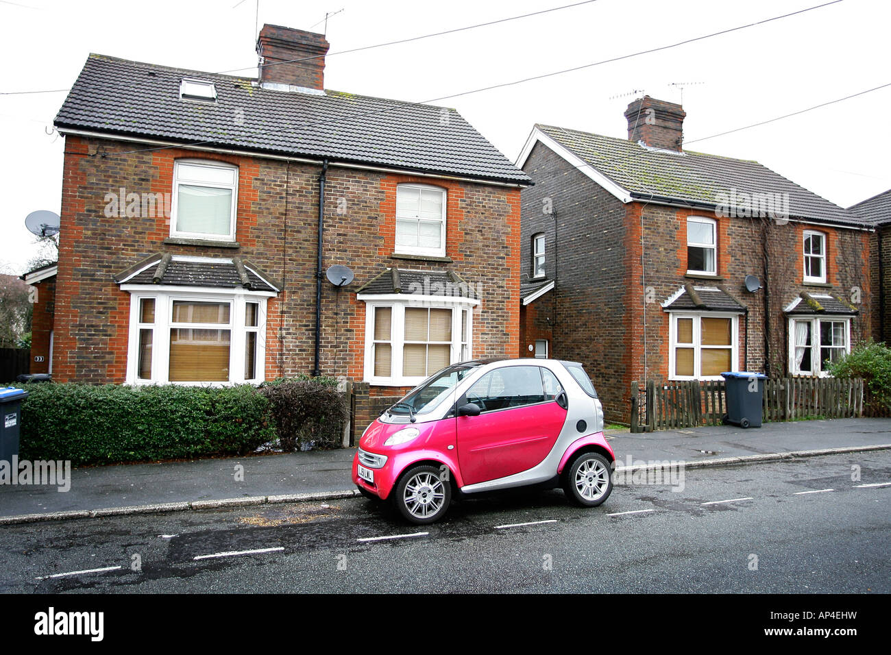 Car parked outside a house hi-res stock photography and images - Alamy