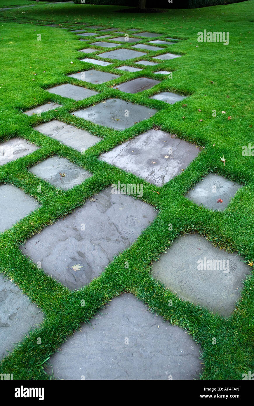Lawn garden stone path hi-res stock photography and images - Alamy