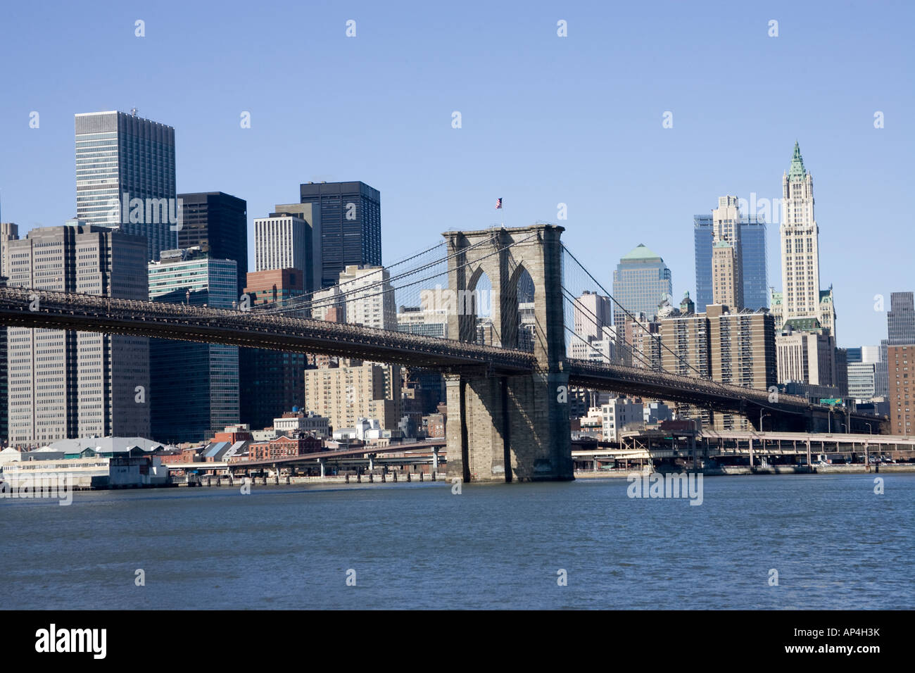 Tug boat moving under Brooklyn Bridge Stock Photo - Alamy