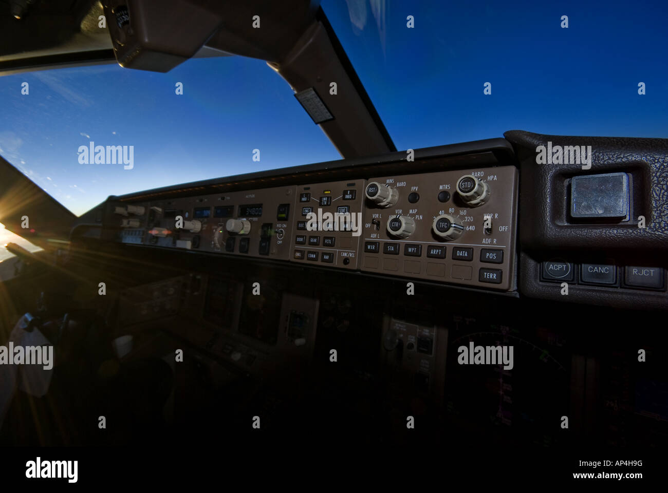 Boeing 777 cockpit hi-res stock photography and images - Alamy