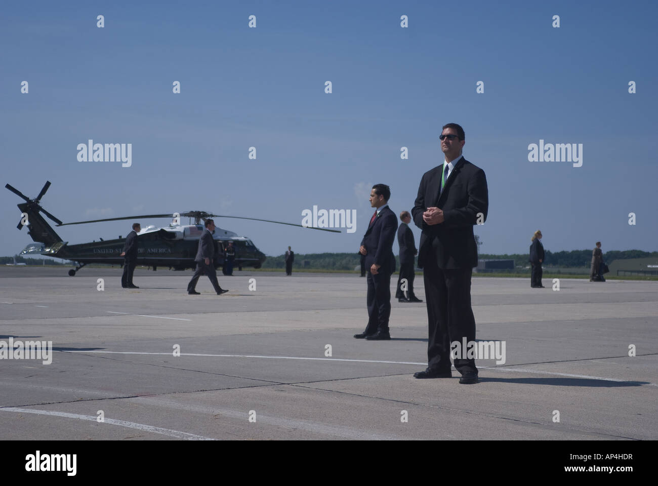 Secret agents of the US President George W. Bush guard the Air Force ...