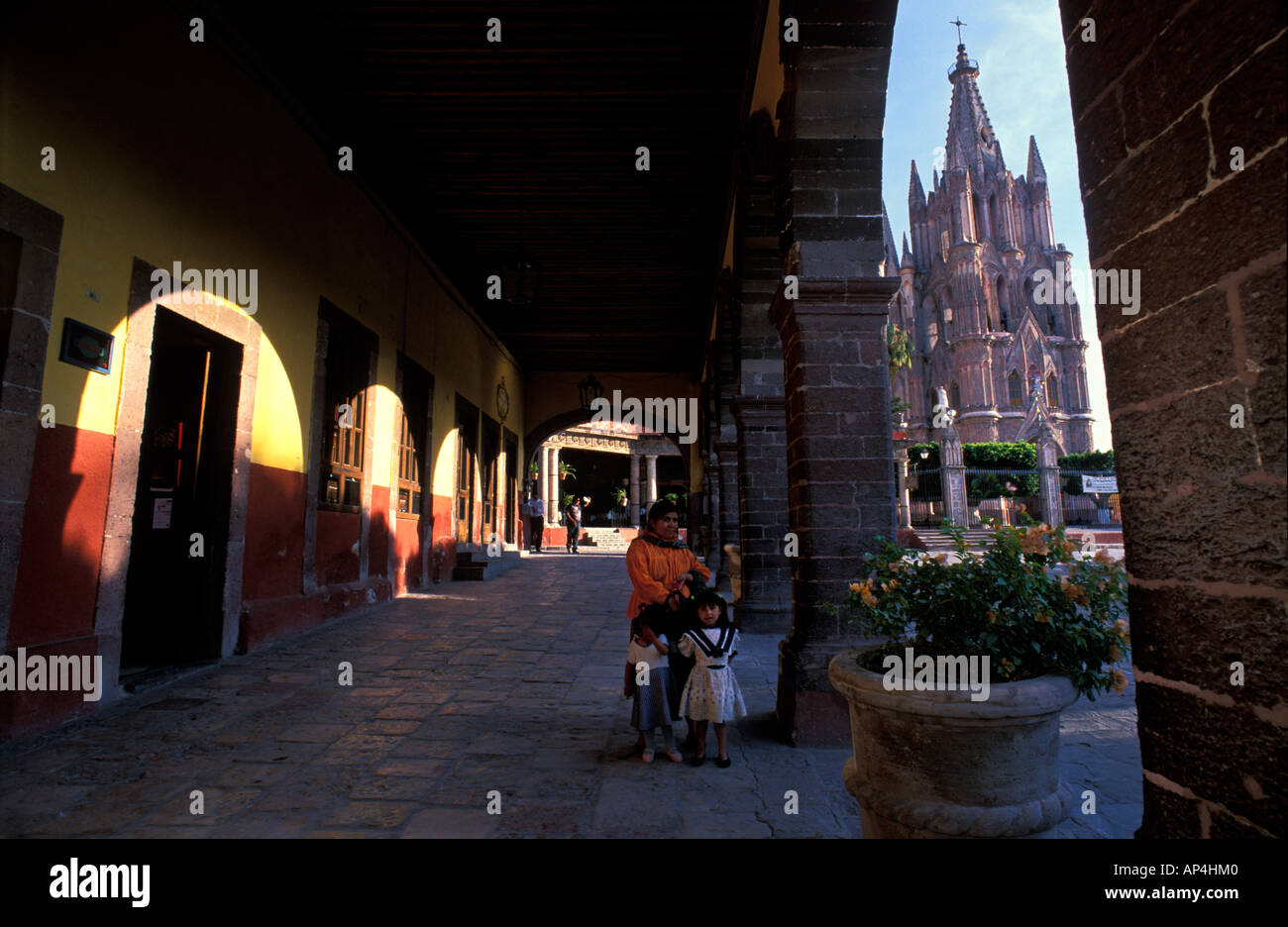 Mexico, Guanajuato, San Miguel de Allende, Family standing near the ...