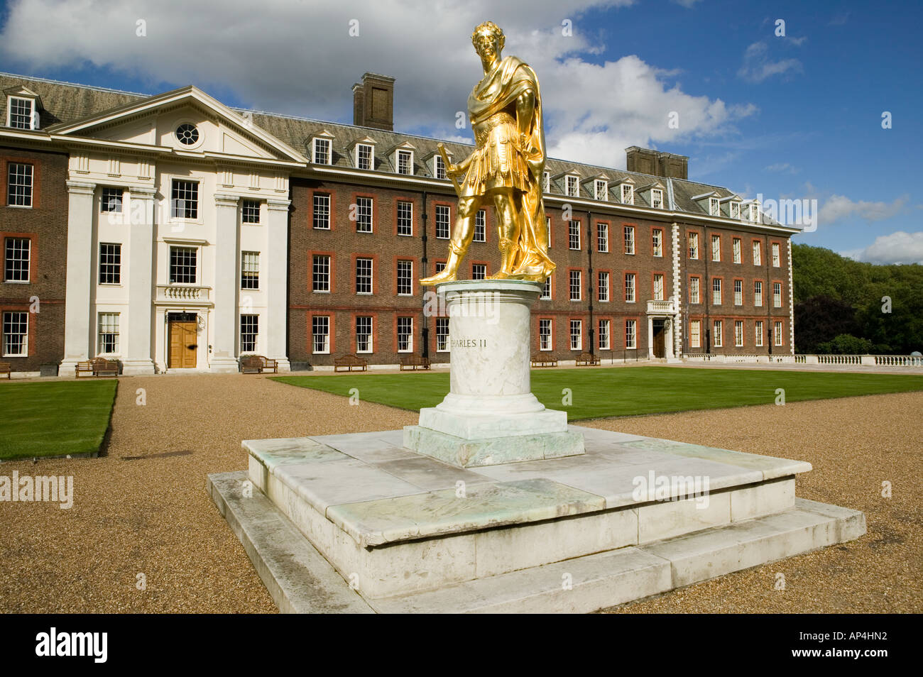 Royal hospital chelsea statue king hi-res stock photography and images ...