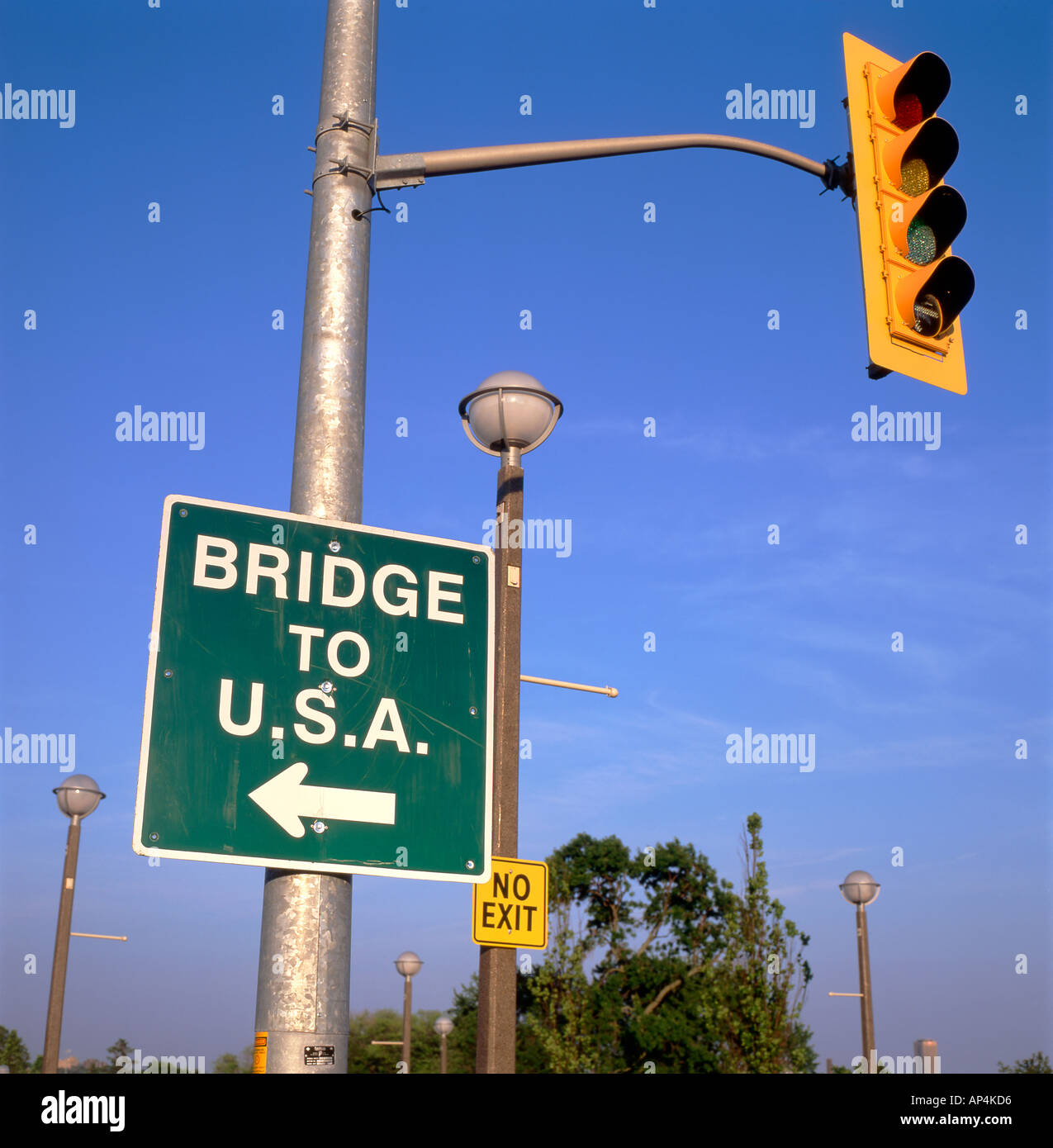 Border crossing signs canada hi-res stock photography and images - Alamy