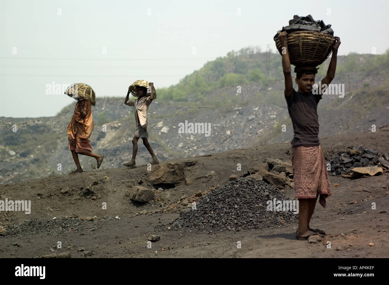 Porters carrying coal in unauthorised mines around Dhanbad, India Stock ...