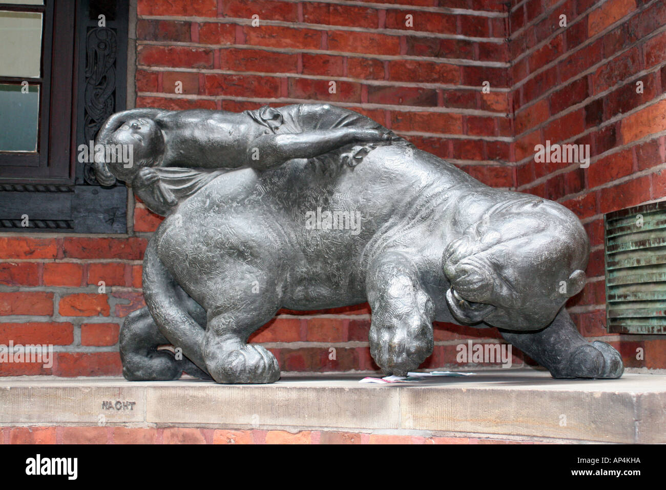 Sculptures building cats hi-res stock photography and images - Alamy