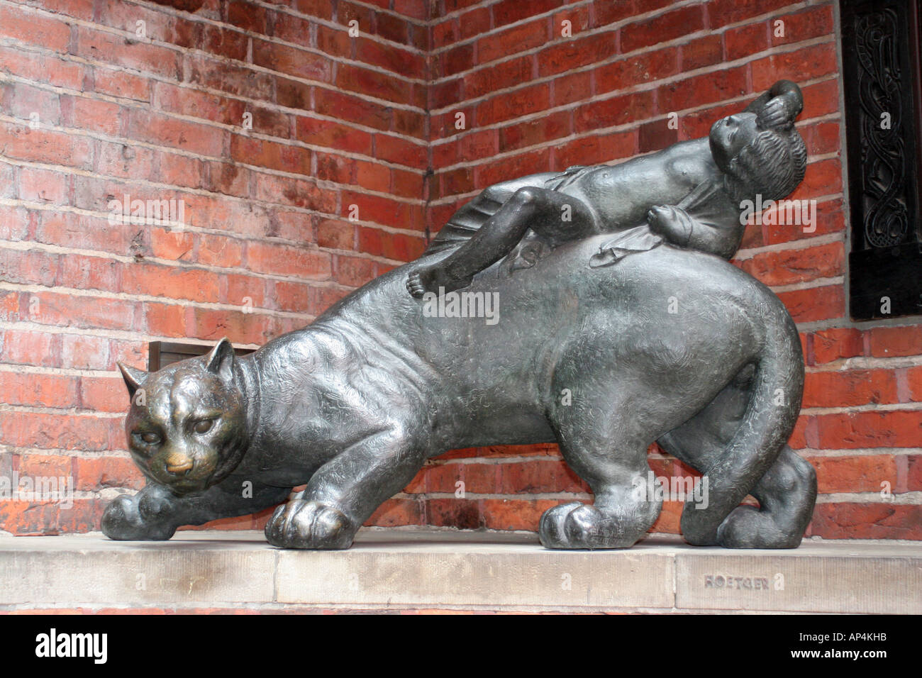 Sculptures building cats hi-res stock photography and images - Alamy
