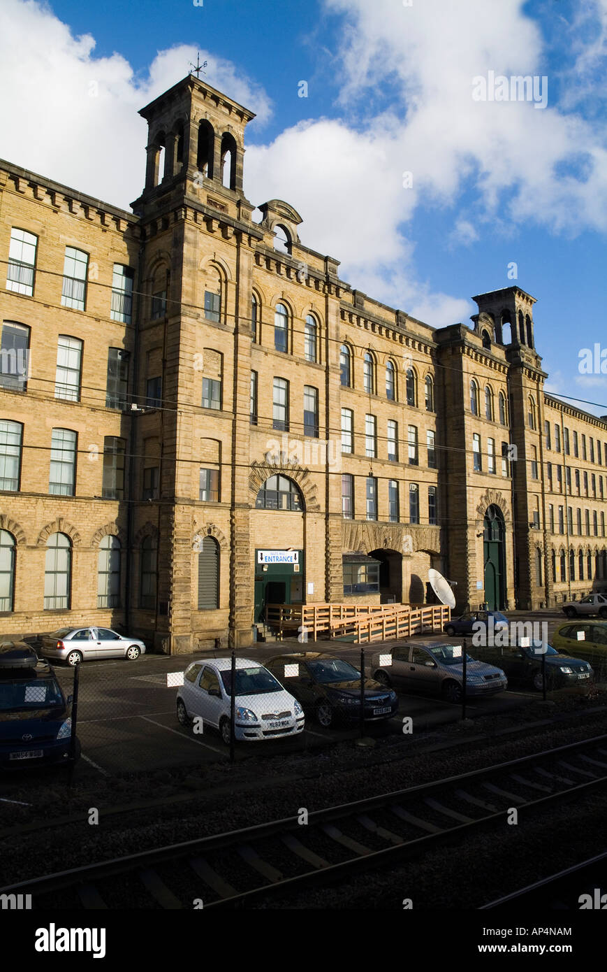 Old mill buildings hi-res stock photography and images - Alamy