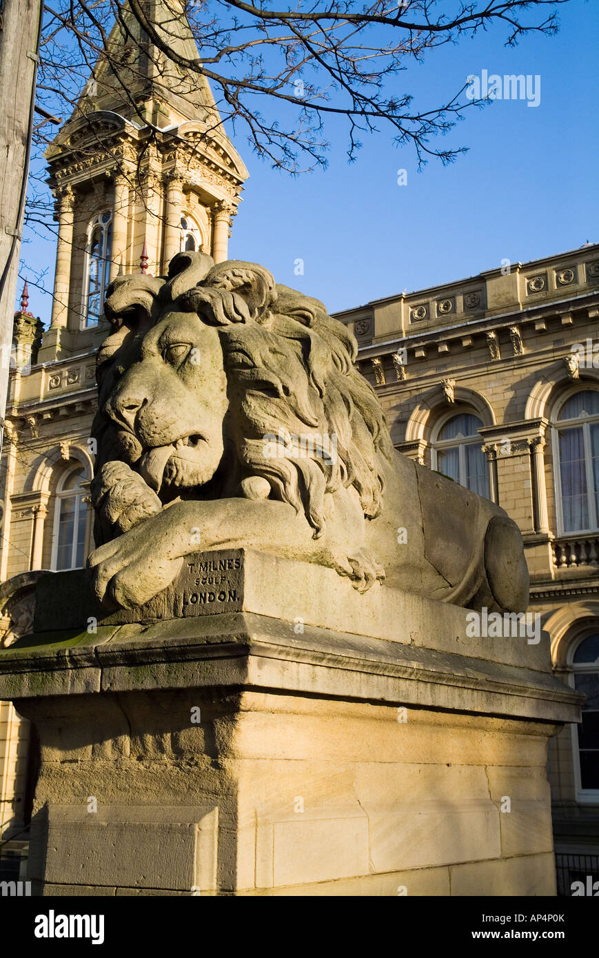 dh SALTAIRE WEST YORKSHIRE Sculptor Thomas Milnes Lion statue Titus ...