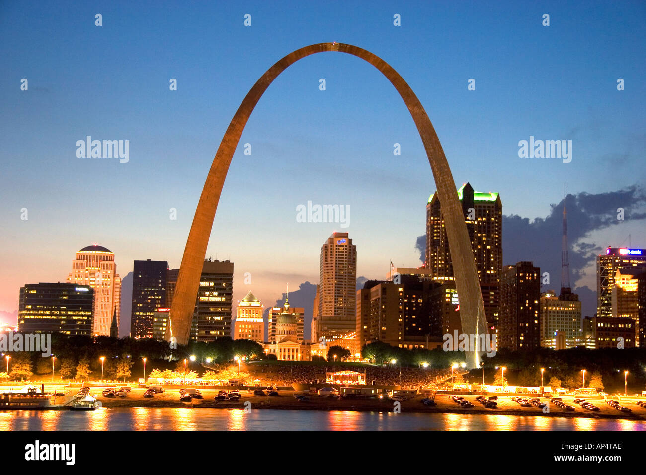 The Gateway Arch of St Louis Missouri at night Stock Photo - Alamy