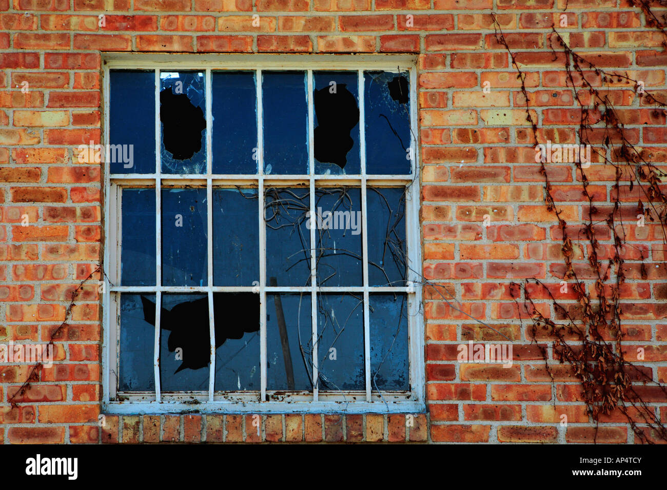 BROKEN WINDOW IN AN OLD ABANDONED BRICK BUILDING BY ROUTE 66 IN MISSOURI USA Stock Photo - Alamy