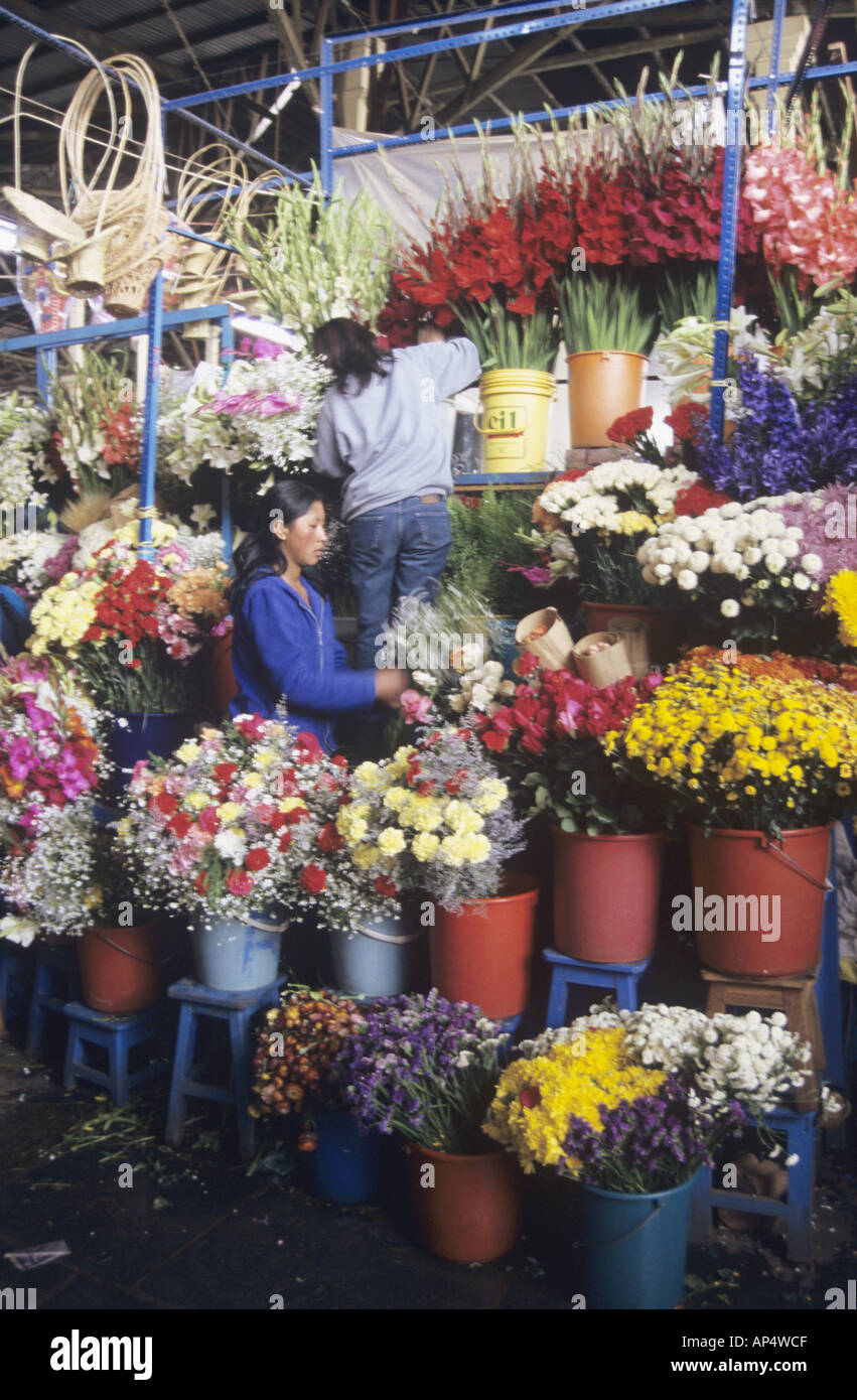 Peru cusco market flowers hi-res stock photography and images - Alamy