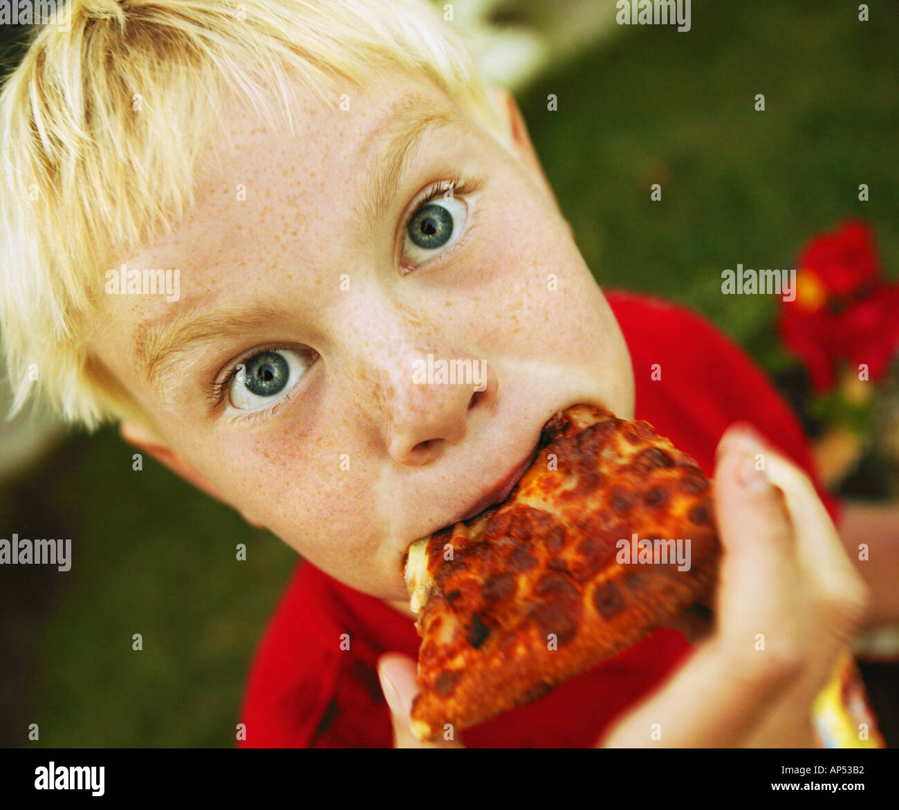 Child eats pizza Stock Photo - Alamy
