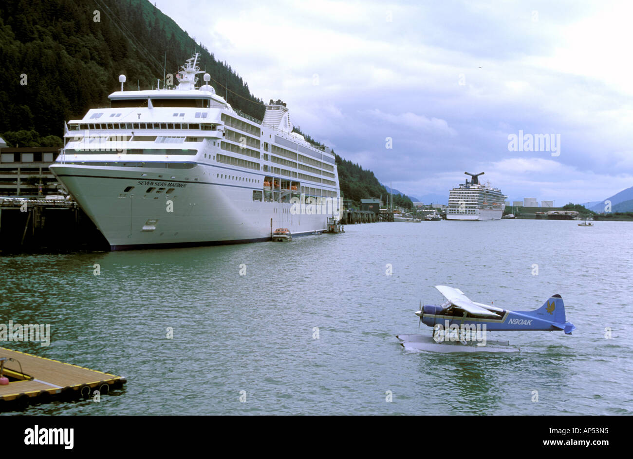 Cruise ships in juneau harbor hi-res stock photography and images - Alamy