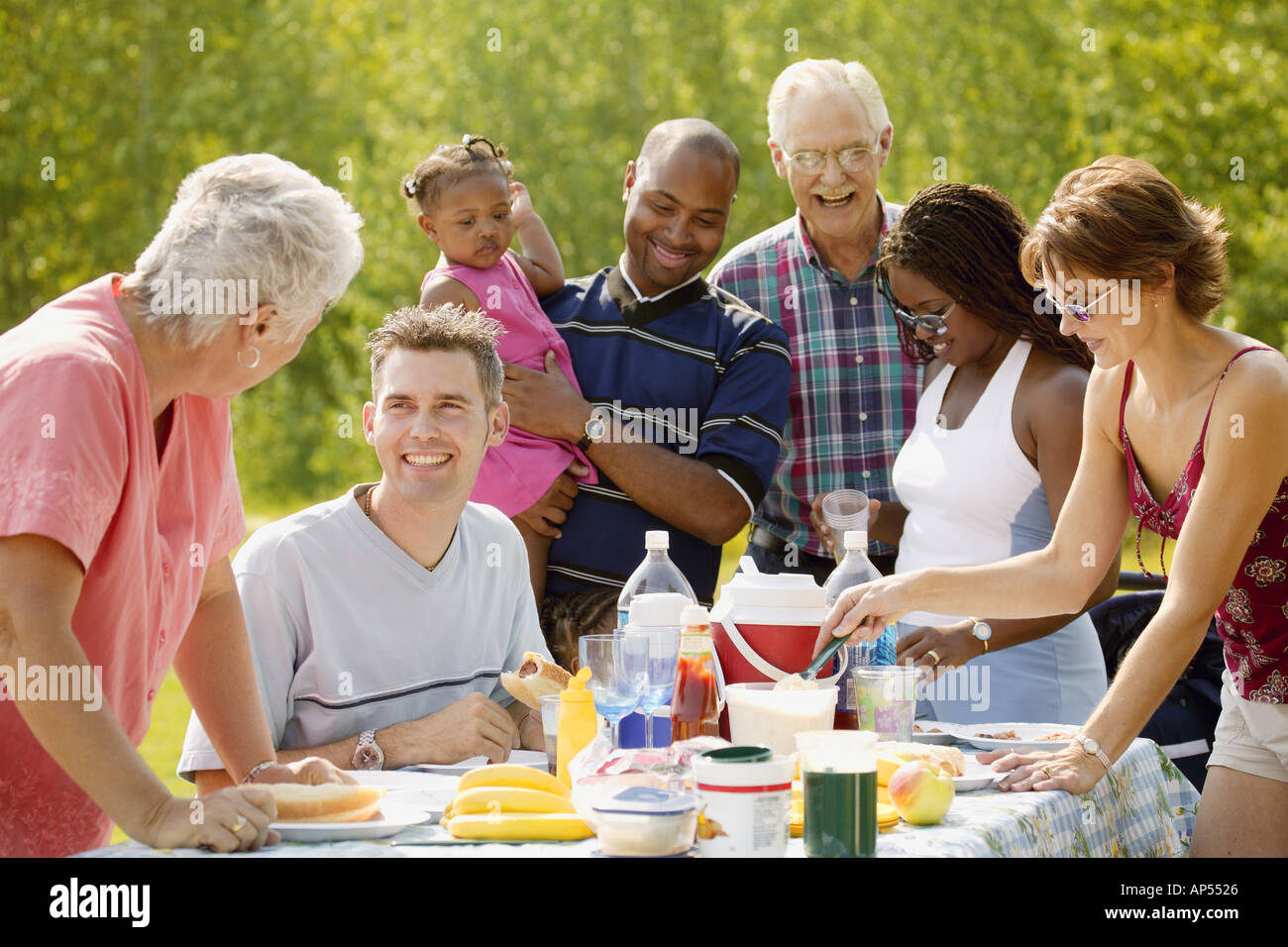 Group people eating picnic bench hi-res stock photography and images ...