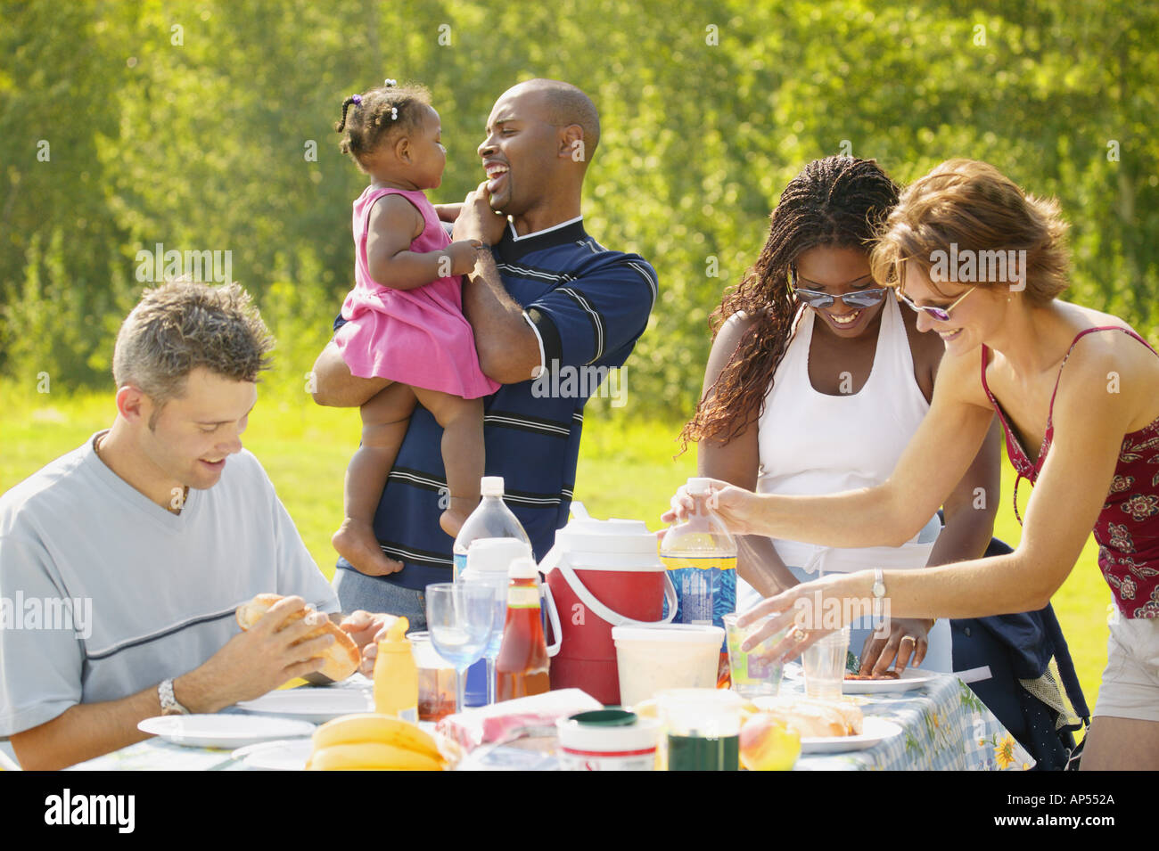 Group people eating picnic bench hi-res stock photography and images ...