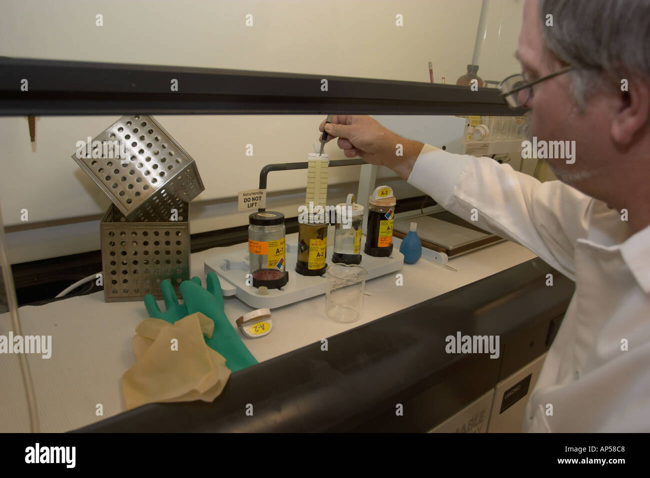 Lab dip hi-res stock photography and images - Alamy