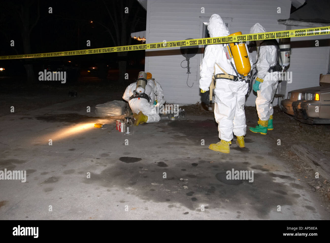 Police and deputy sheriffs investigate a methamphetamine laboratory in ...