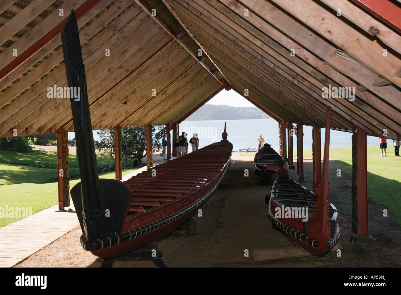 Whare Waka canoe house with largest Maori war canoe Ngatokimatawhaorua ...