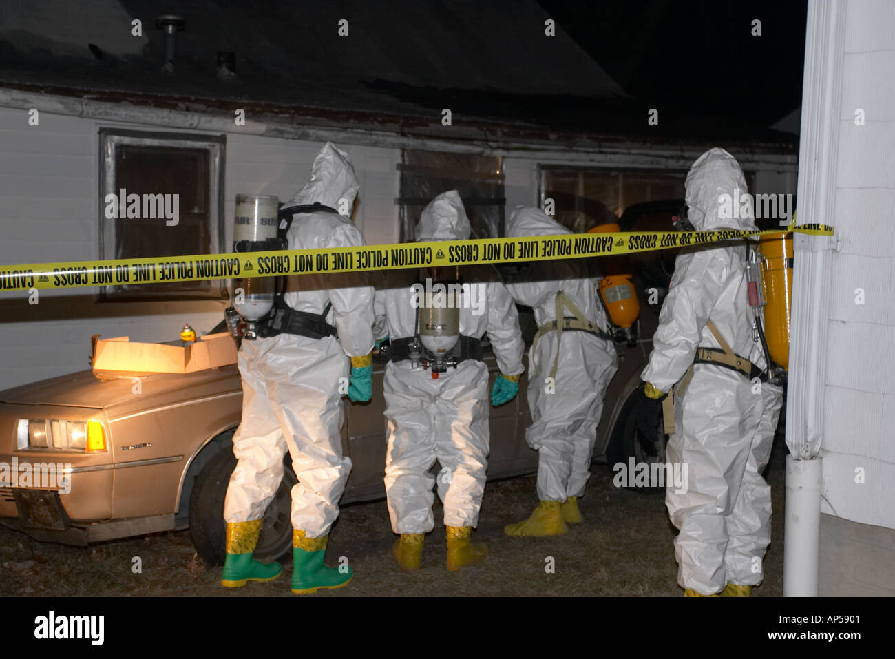 Police and deputy sheriffs investigate a methamphetamine laboratory in ...