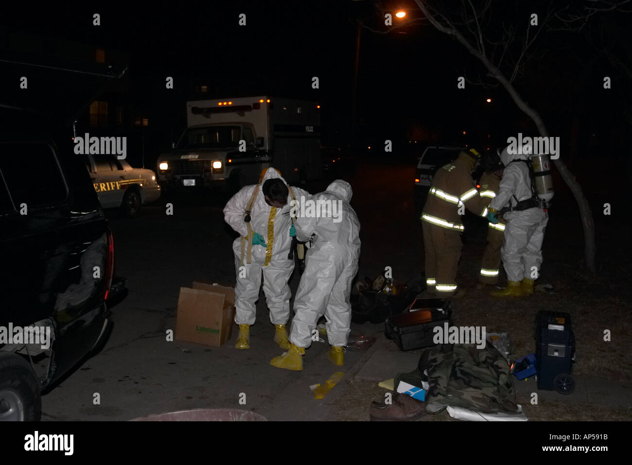 Police and deputy sheriffs investigate a methamphetamine laboratory in ...