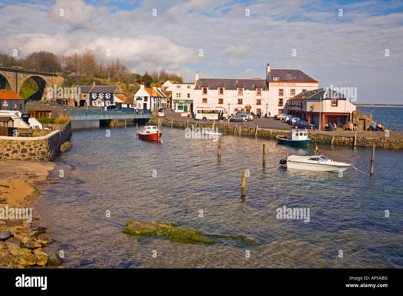 Harbour and Crusoe Hotel Lower Largo Stock Photo - Alamy