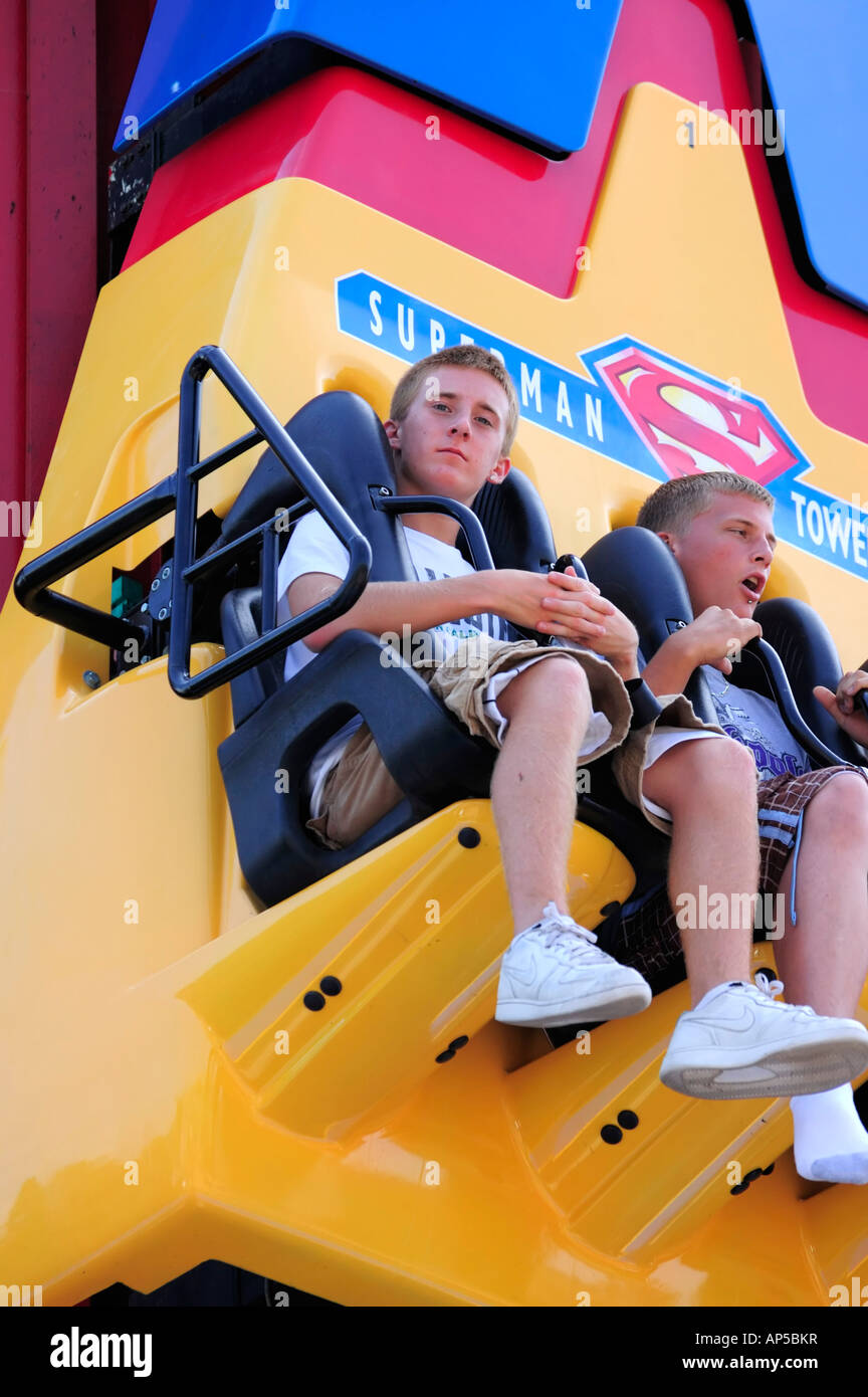 The vertical drop ride called Superman Tower at the Six Flags Kentucky ...