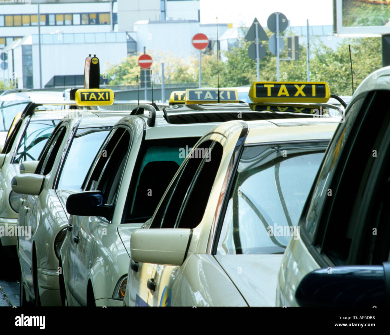 Multiple taxis hi-res stock photography and images - Alamy