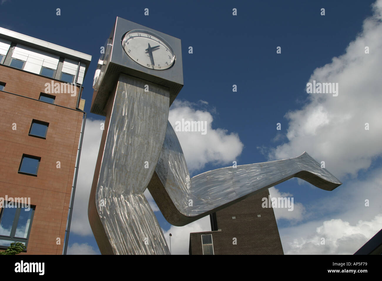 Running clock sculpture hi-res stock photography and images - Alamy