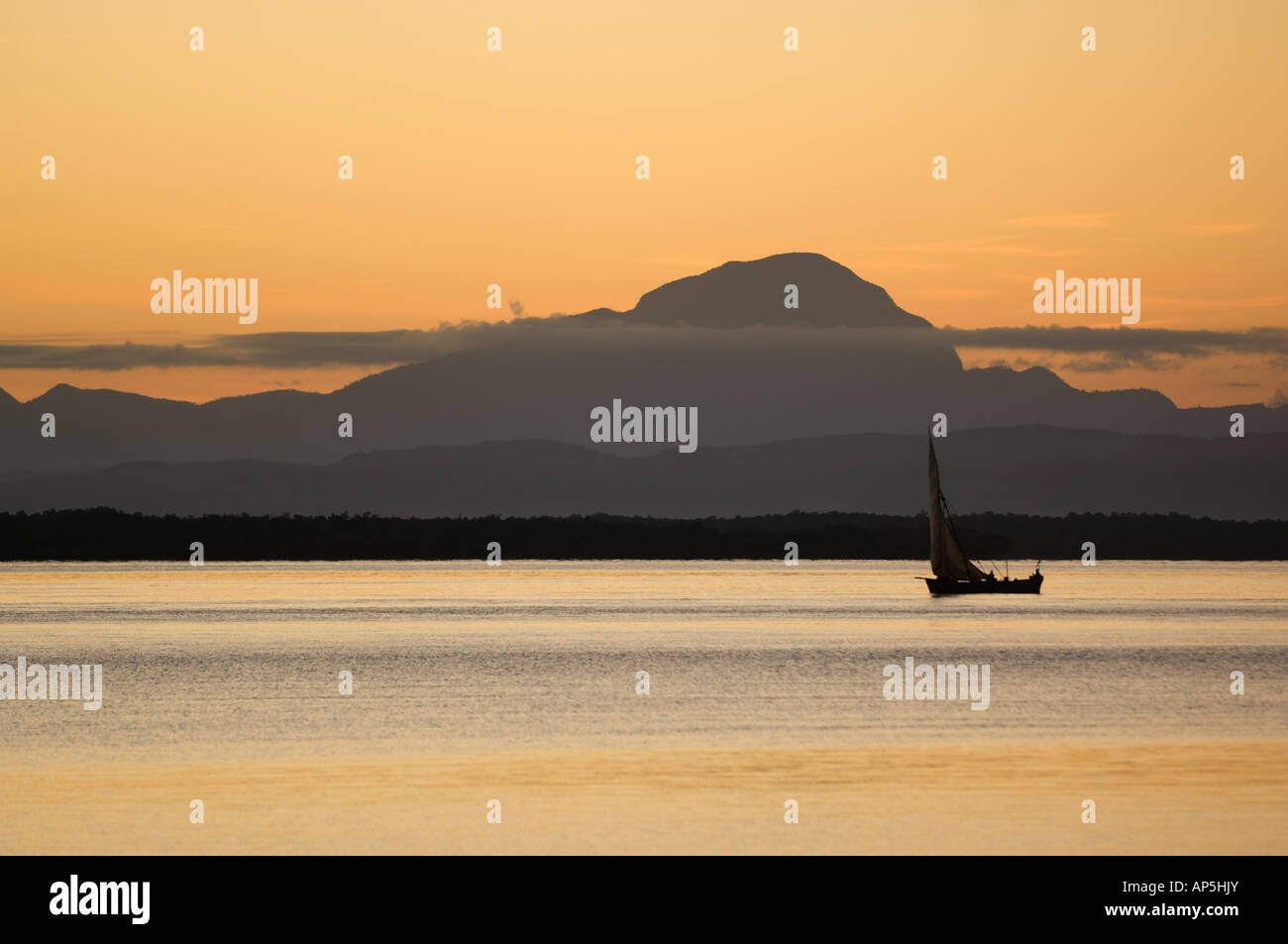 Dugout dhow boat hi-res stock photography and images - Alamy