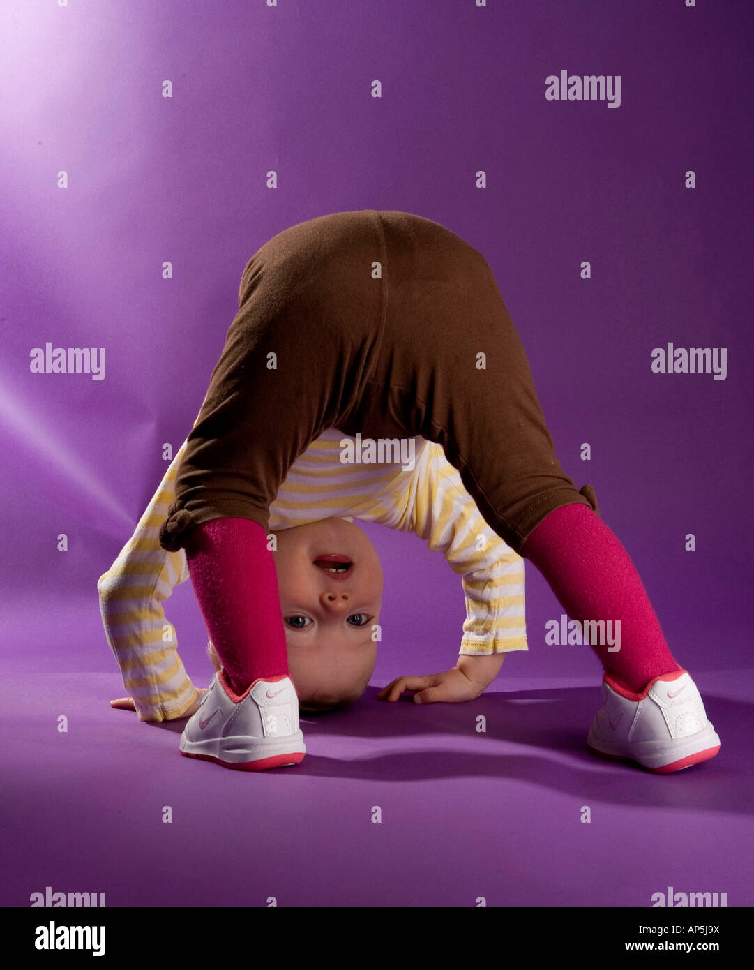 Gymnastic girl headstand hi-res stock photography and images - Alamy